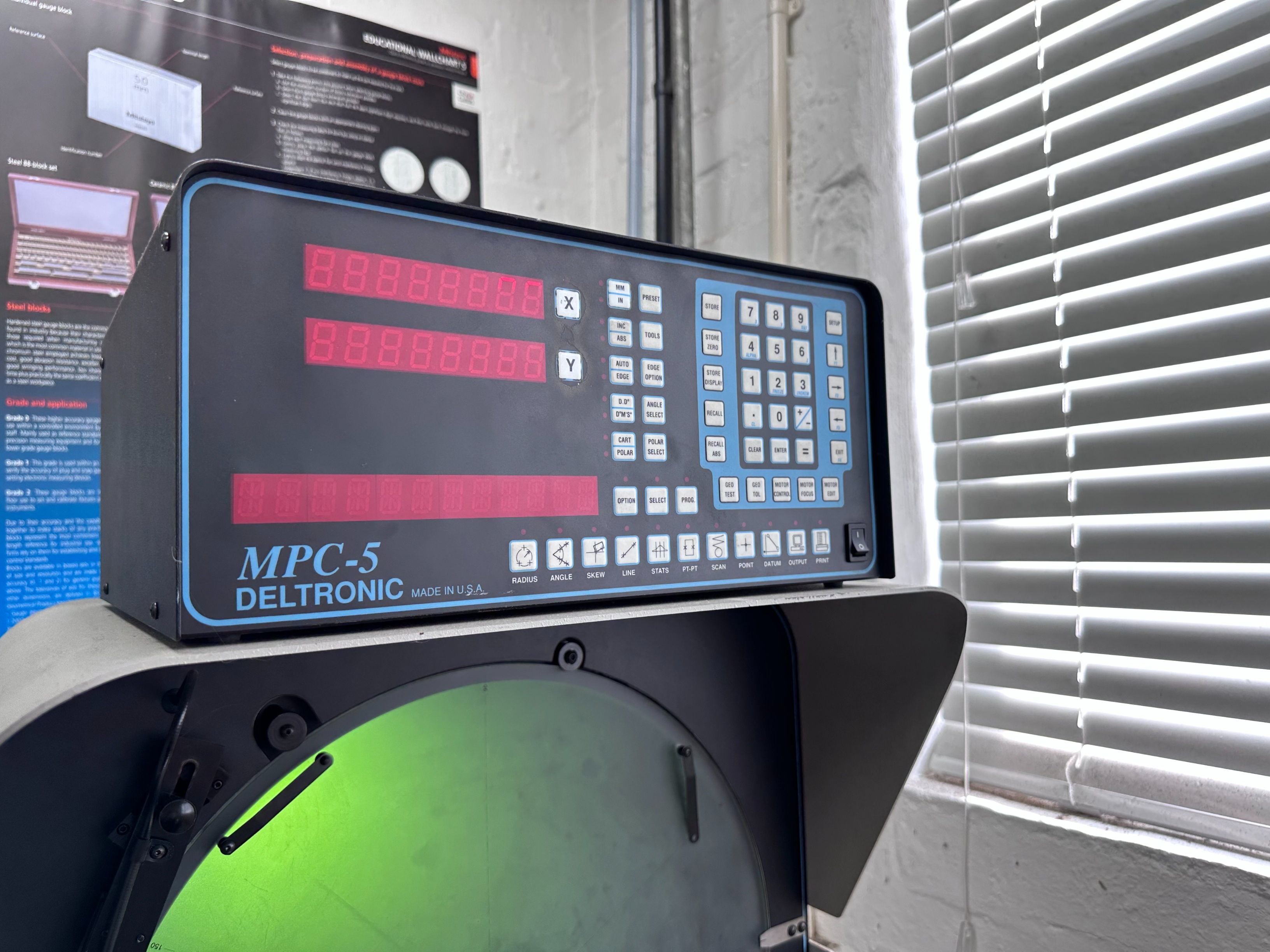 Deltronic DH400 Shadowgraph with Deltronic MPC-5 DRO