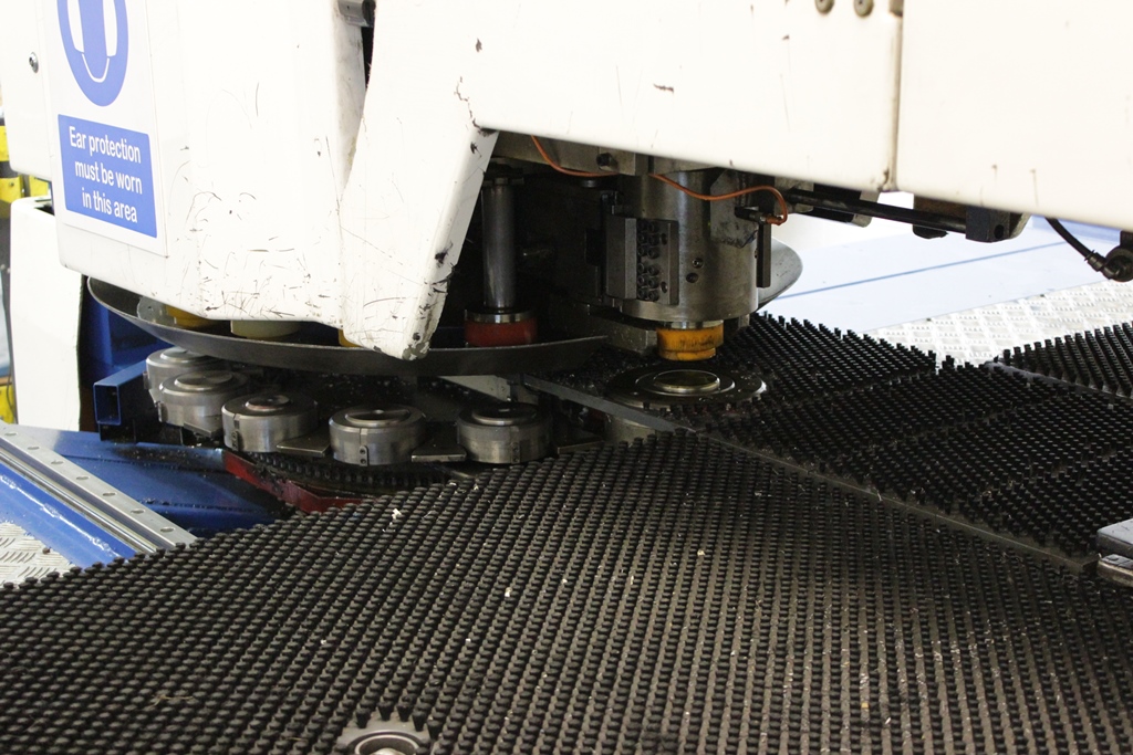 Pullmax Pullmatic 126 30 ton Punch Press with C400 PC Control