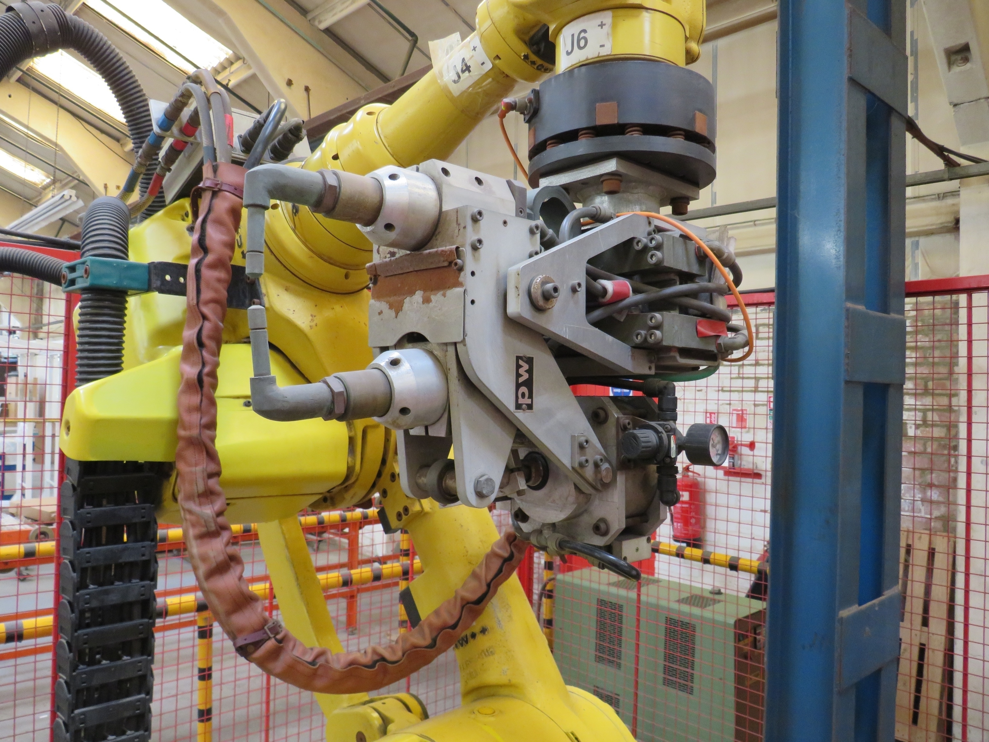 Fanuc Robot S-800 6-Axis Spot Welder