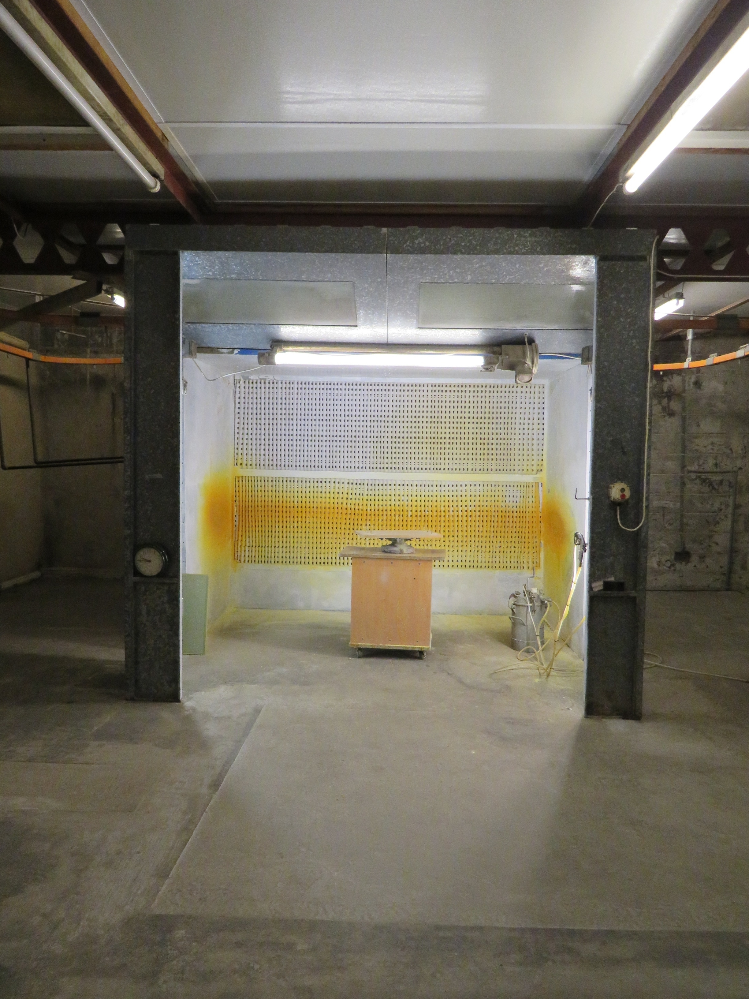 Wet Spray Booth with Spray Gun and Pot