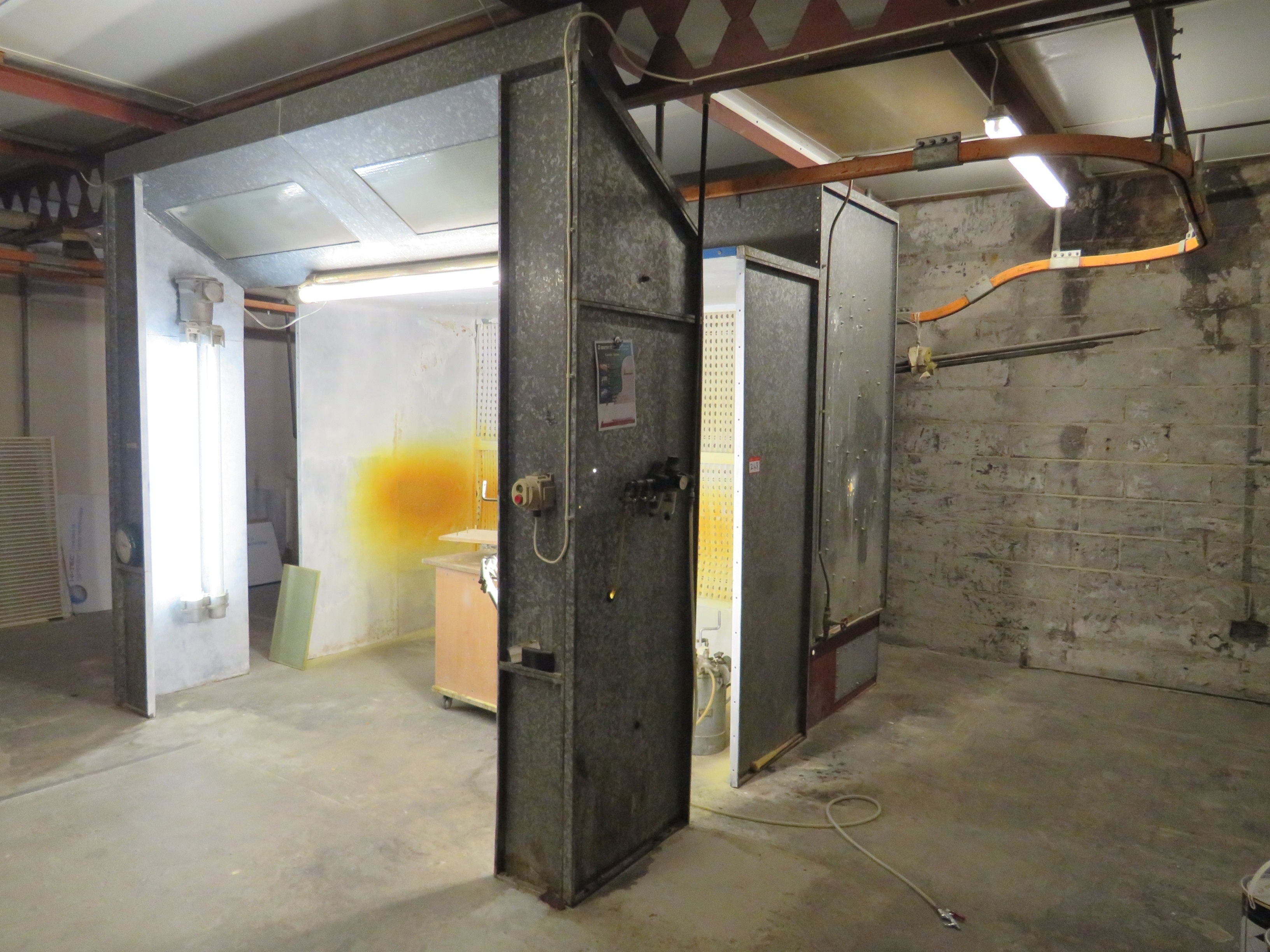 Wet Spray Booth with Spray Gun and Pot
