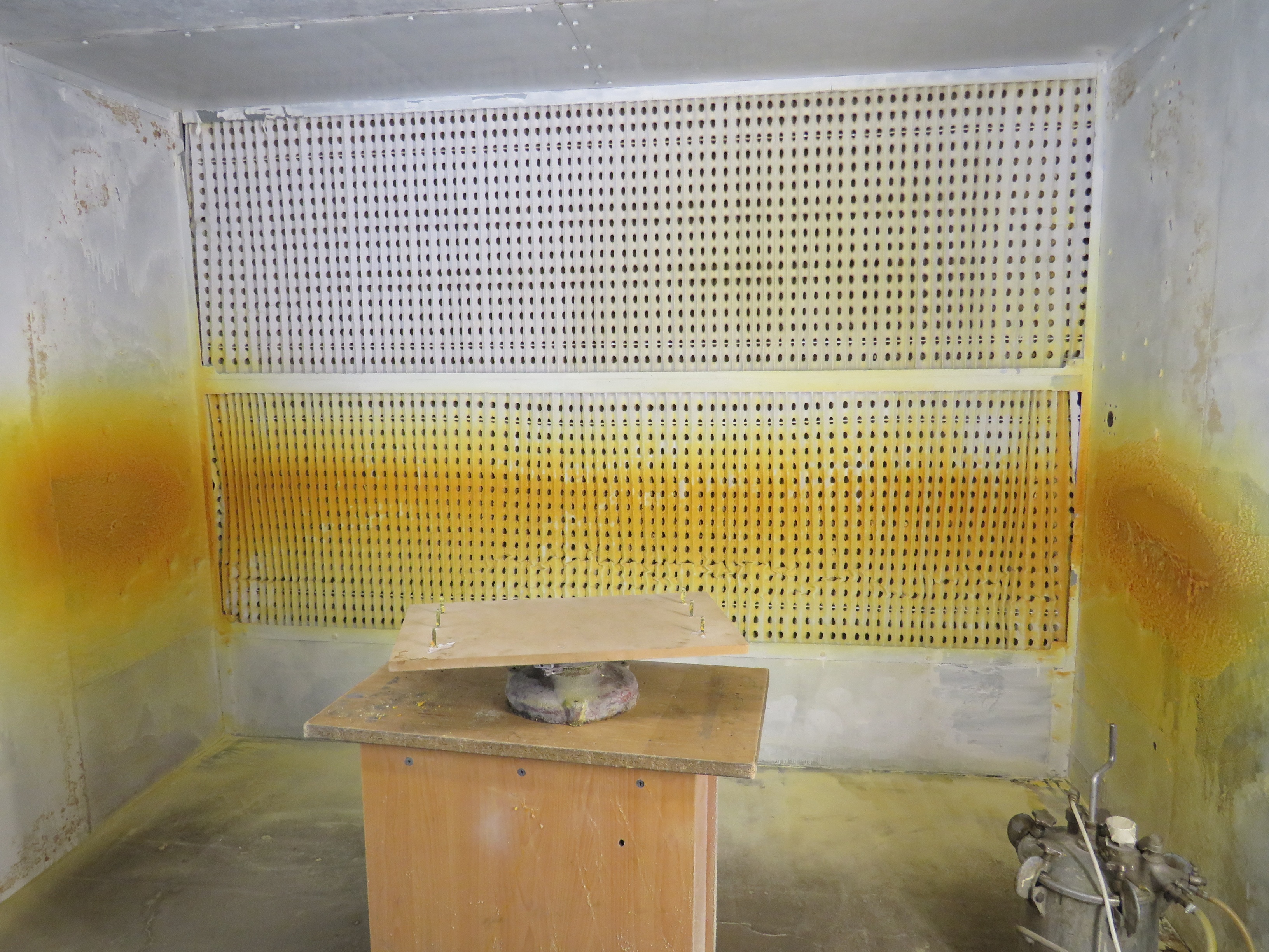 Wet Spray Booth with Spray Gun and Pot
