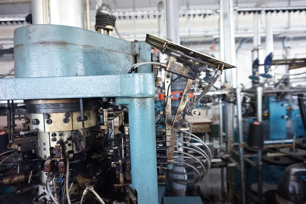 Lonati Junior 2 Hosiery Knitting Machine; 3 3/4" diameter; 200 Needle ...