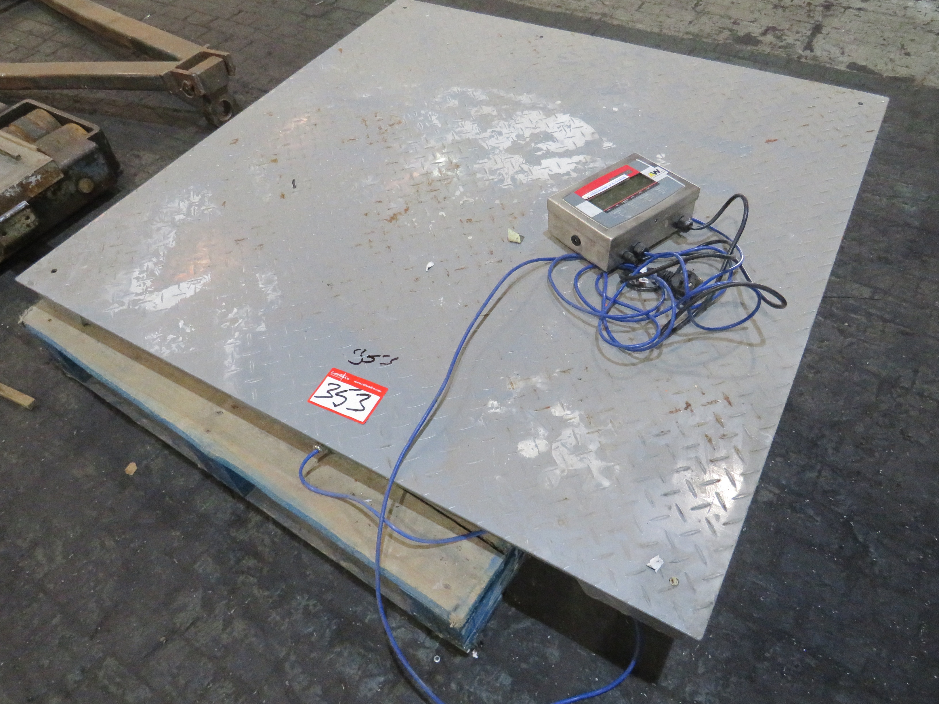 Set of AW T32 XW Scales