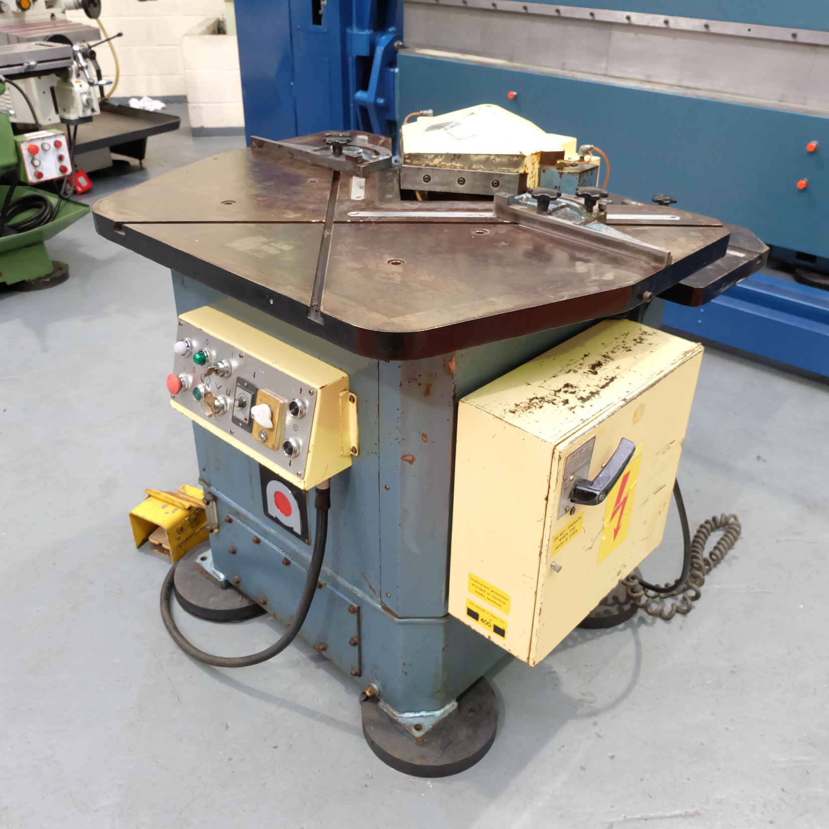 Amada Type CSW-220 Hydraulic Sheet Metal Corner Notcher