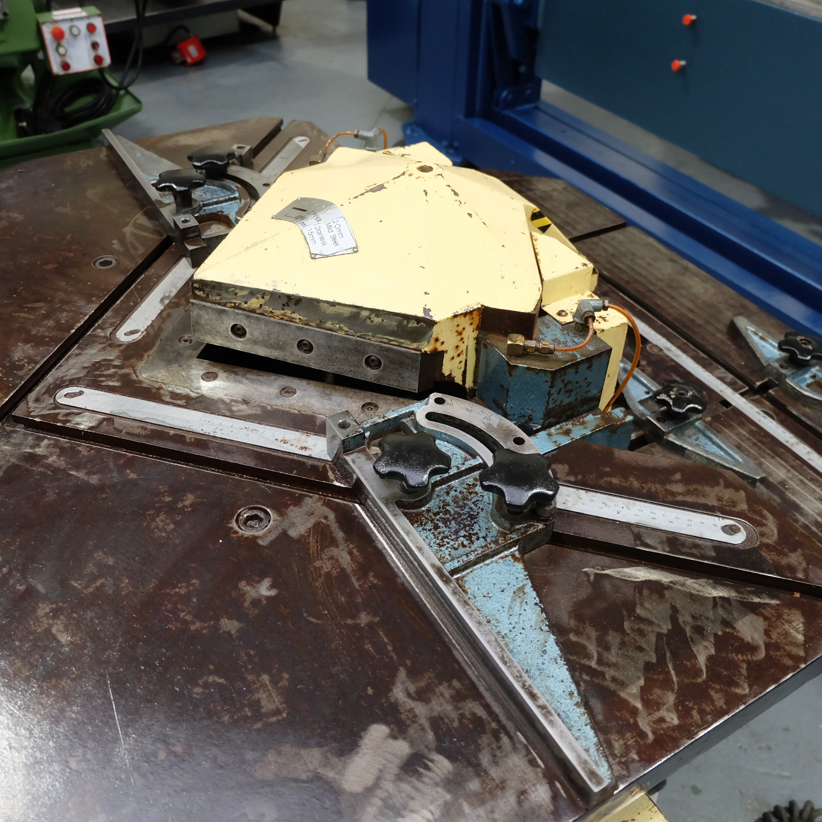 Amada Type CSW-220 Hydraulic Sheet Metal Corner Notcher