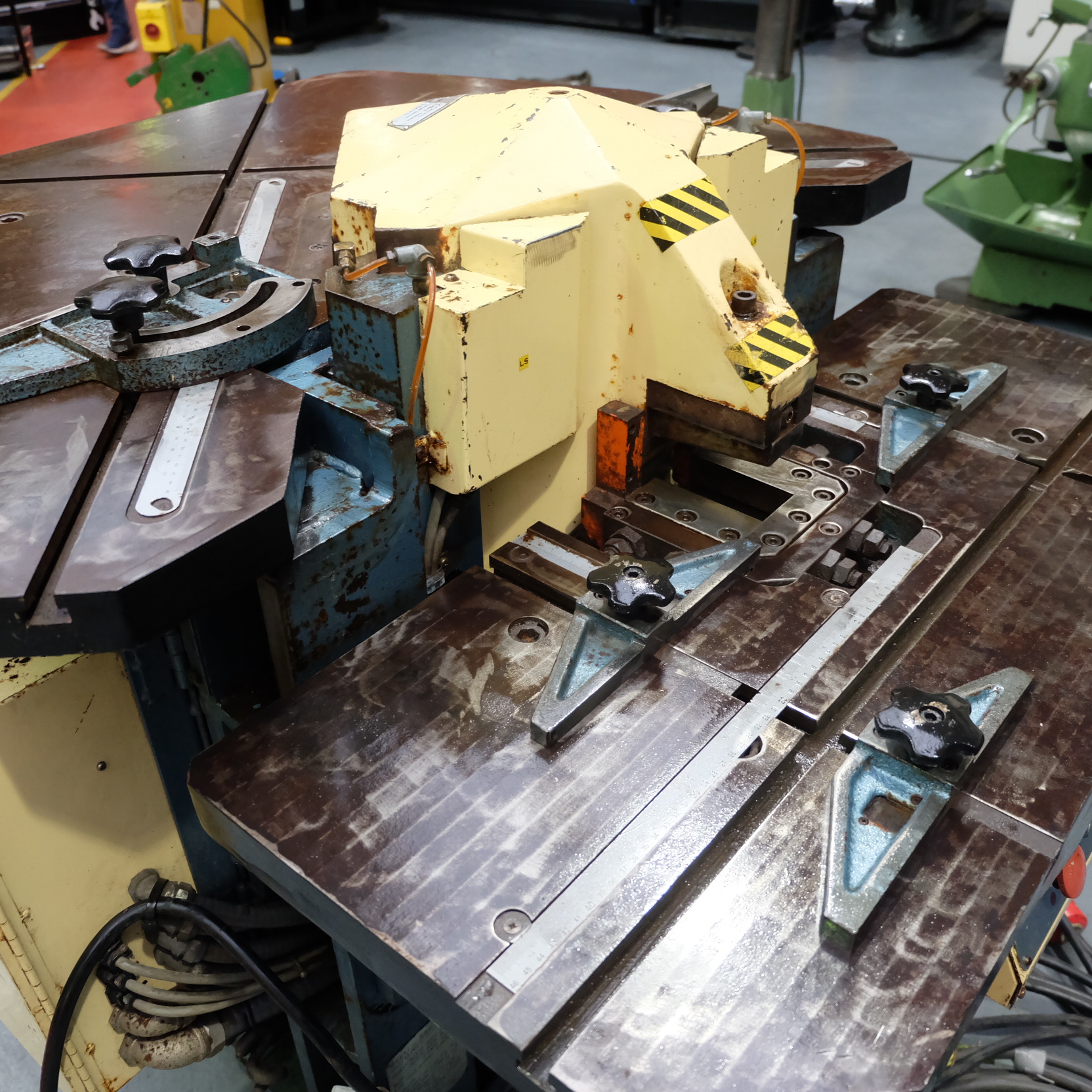 Amada Type CSW-220 Hydraulic Sheet Metal Corner Notcher