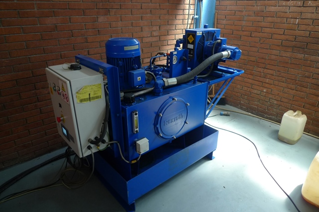 Hydraulic ram pulse testing machine