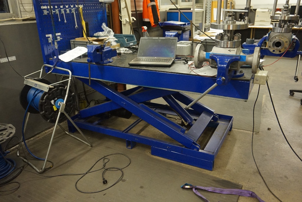 Hydraulic Table with Vices