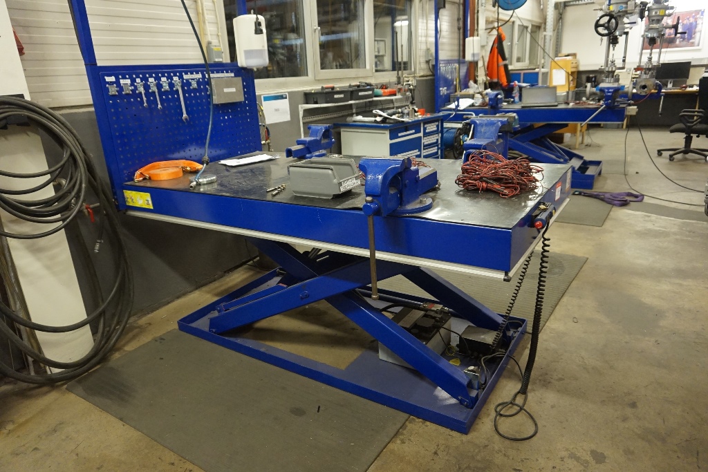 Hydraulic Table with Vices