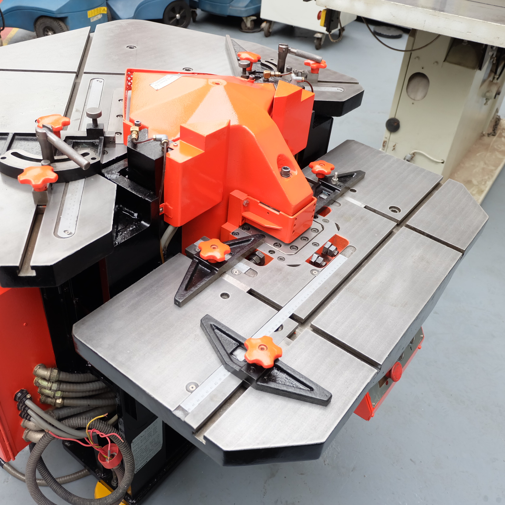 Amada Type CSW-220 Hydraulic Sheet Metal Corner Notcher
