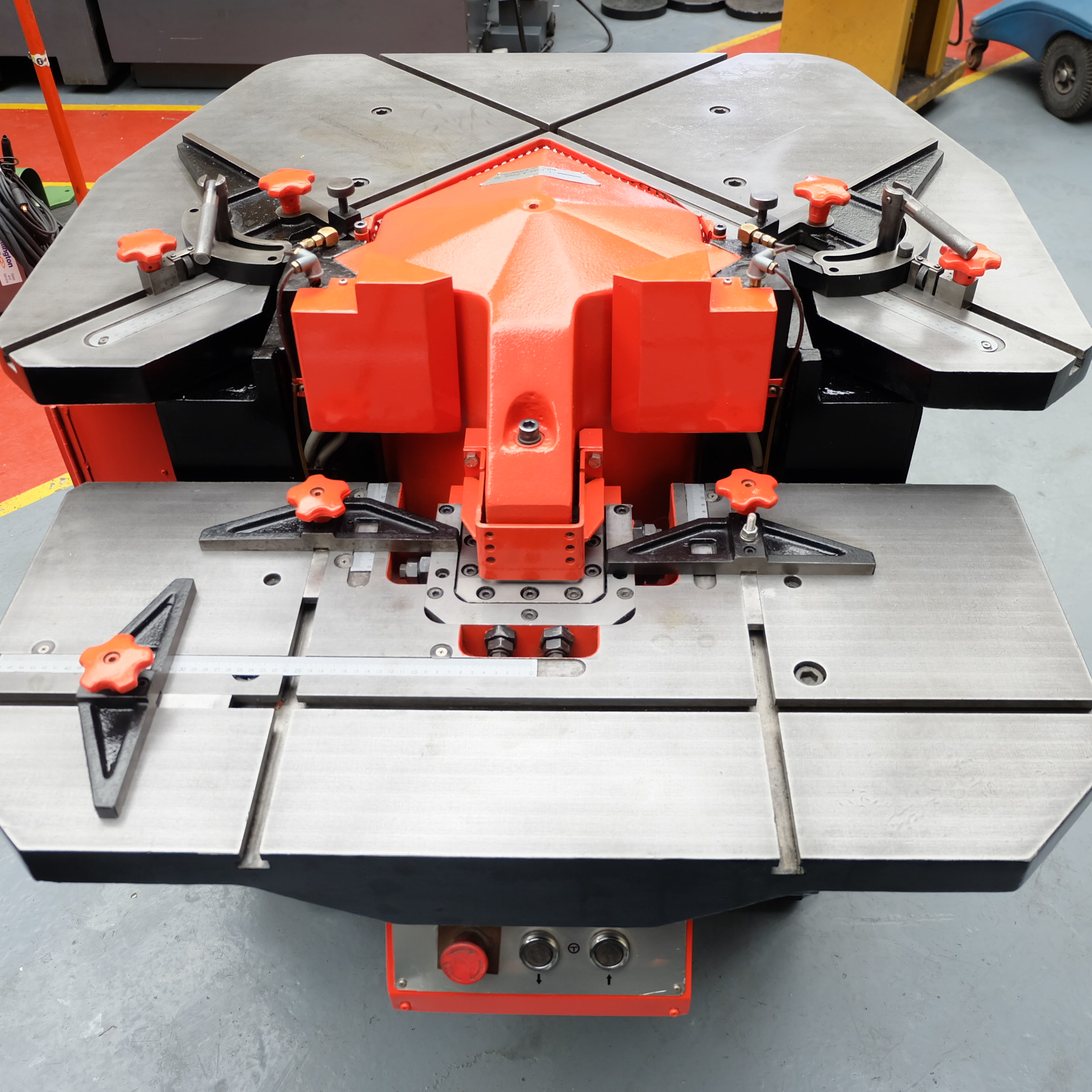 Amada Type CSW-220 Hydraulic Sheet Metal Corner Notcher