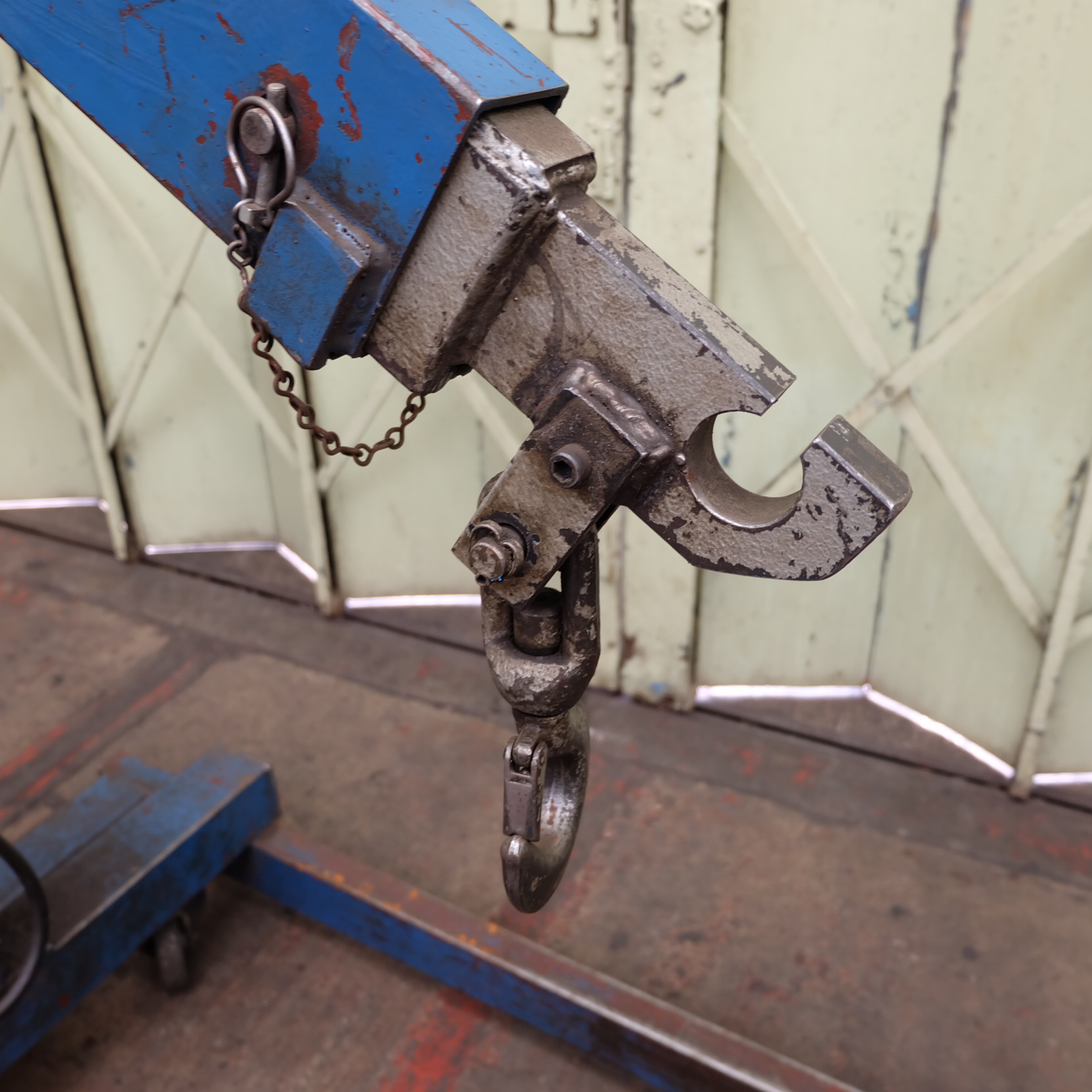 CAM Mobile Engine Lift