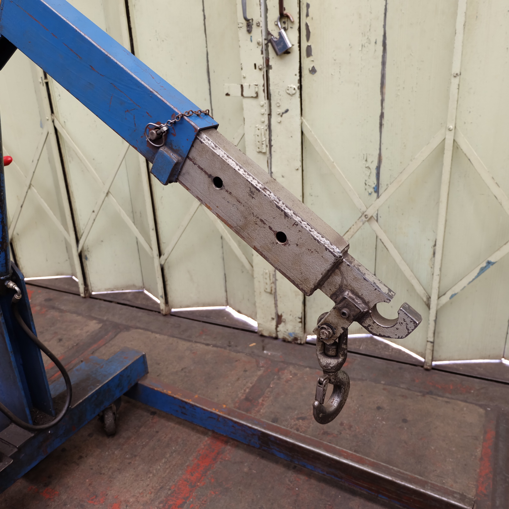 CAM Mobile Engine Lift