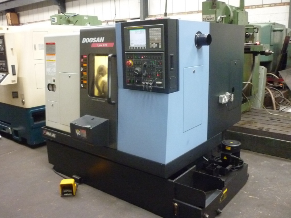 Doosan Lynx 220b CNC Lathe with Fanuc 1 Series Control