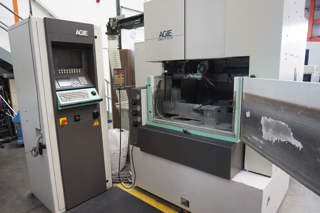 Agie Agiecut 250SF Submerged Wire Erosion Machine with Agie CF 50 Control