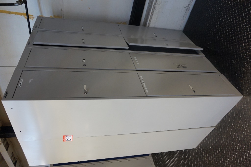 (8) x Bisley Single Unit Two Section Lockers