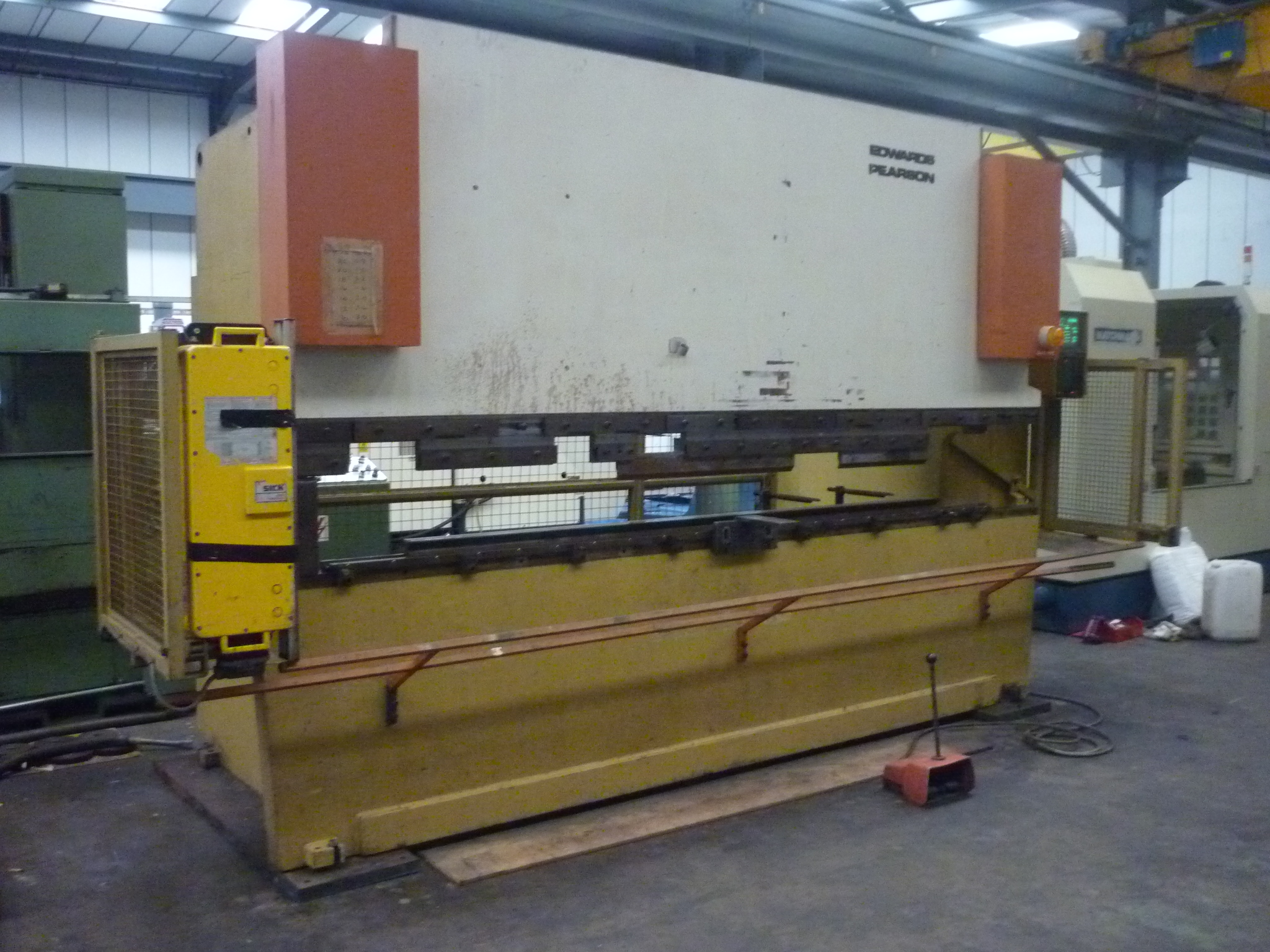 Edwards Pearson Model 150/3750 150 Ton Press Brake