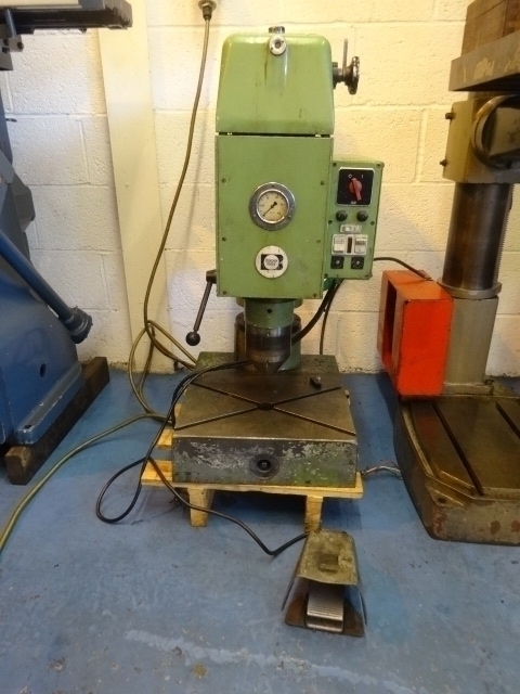 Bracker Radial Spin Riveter