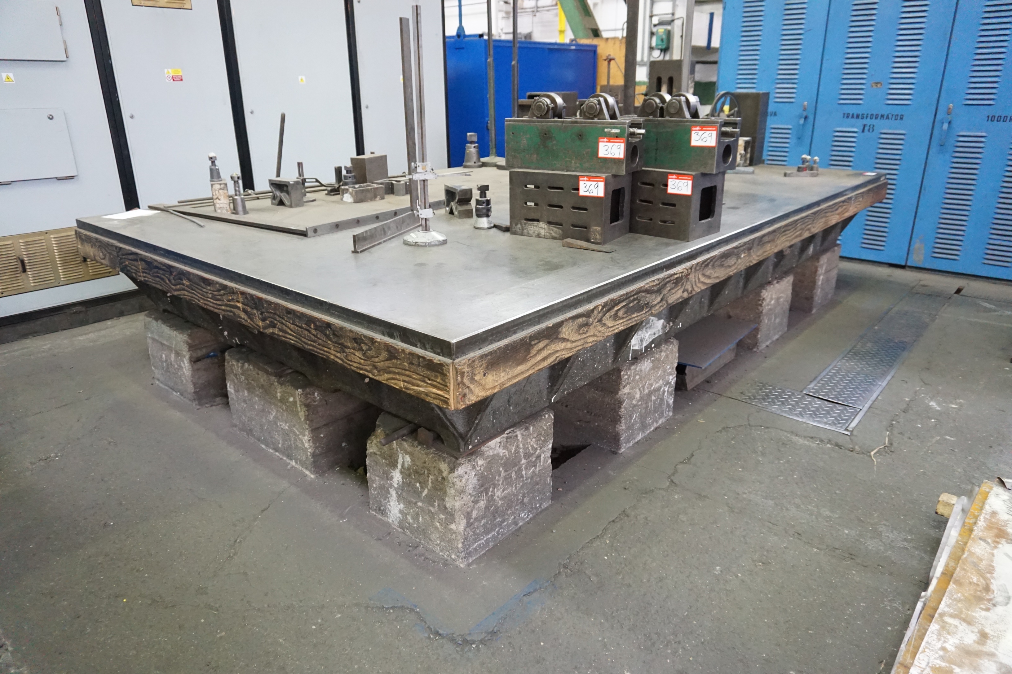 Heated Steel Table 2.5m x 4m Approx. and Accessories including Blocks ...