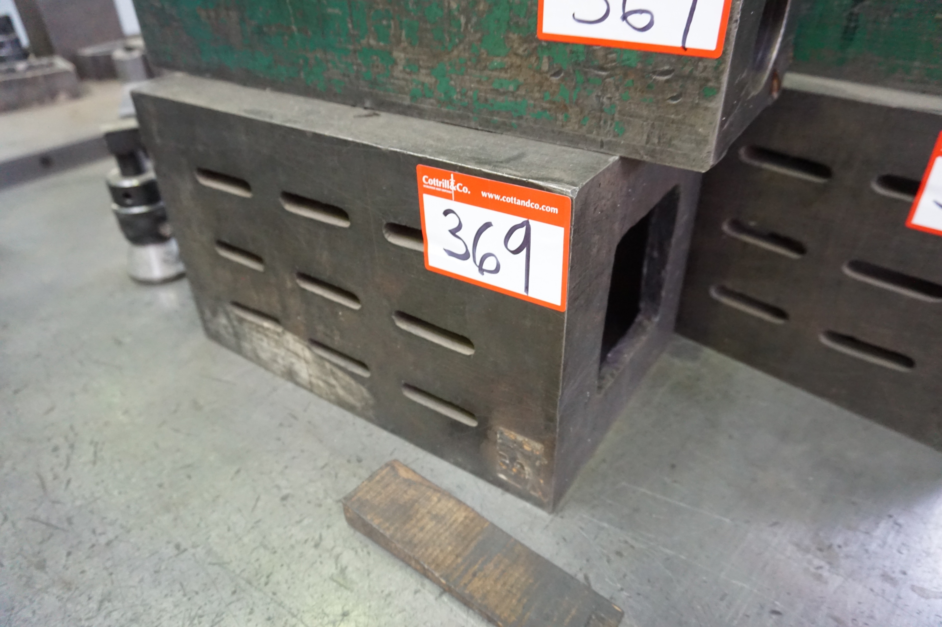 Heated Steel Table 2.5m x 4m Approx. and Accessories including Blocks ...