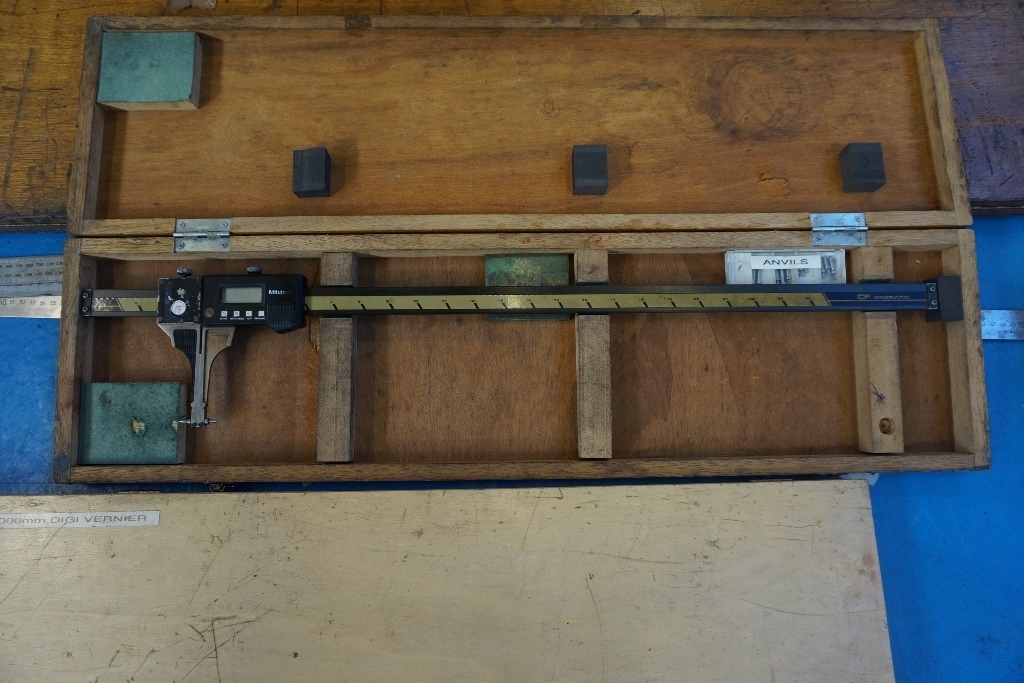 (1) x 2m Vernier, (2) x 1m Digital Verniers & (1) x Groove Digital ...