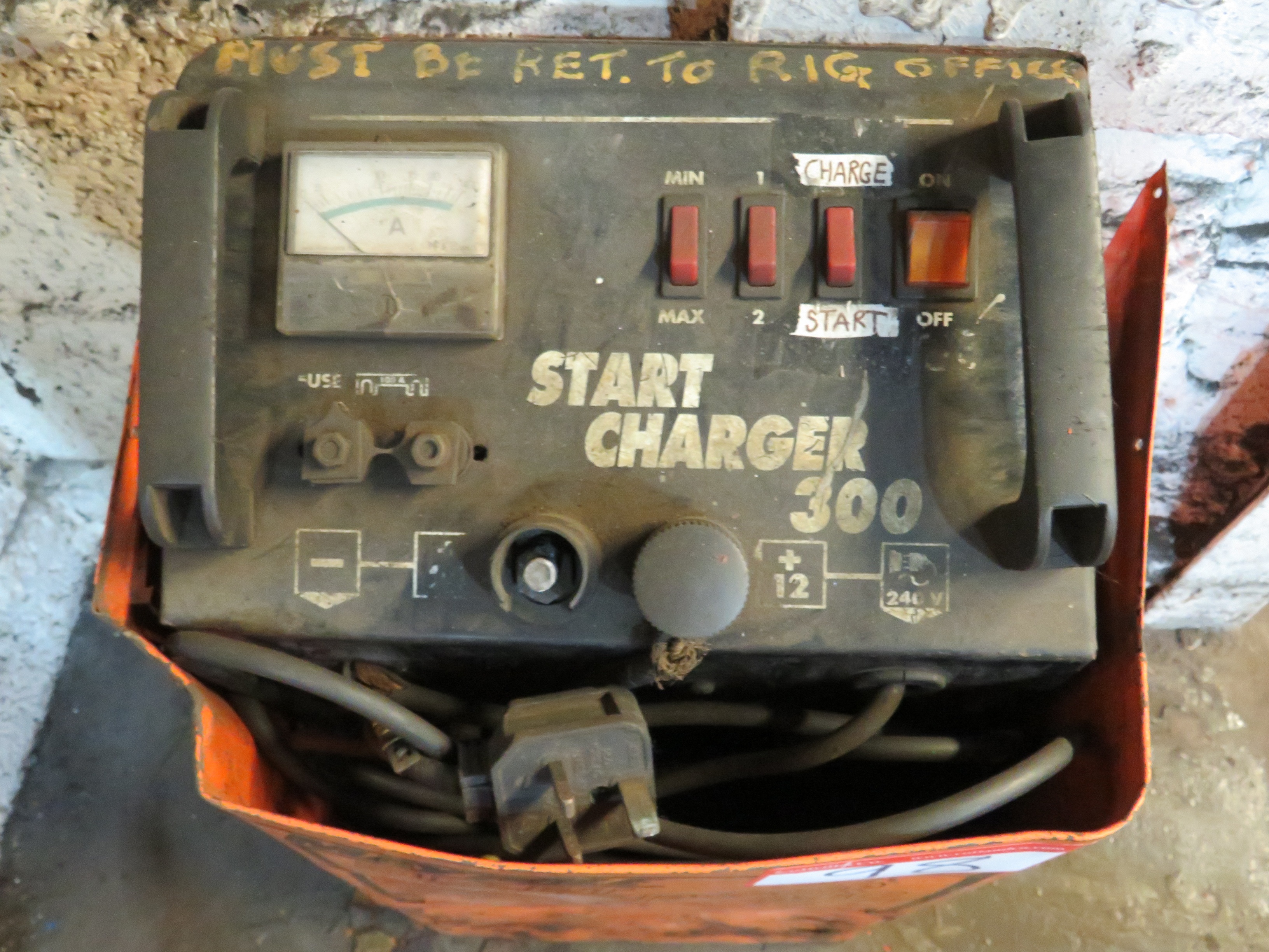Maypole Starter Charger 300