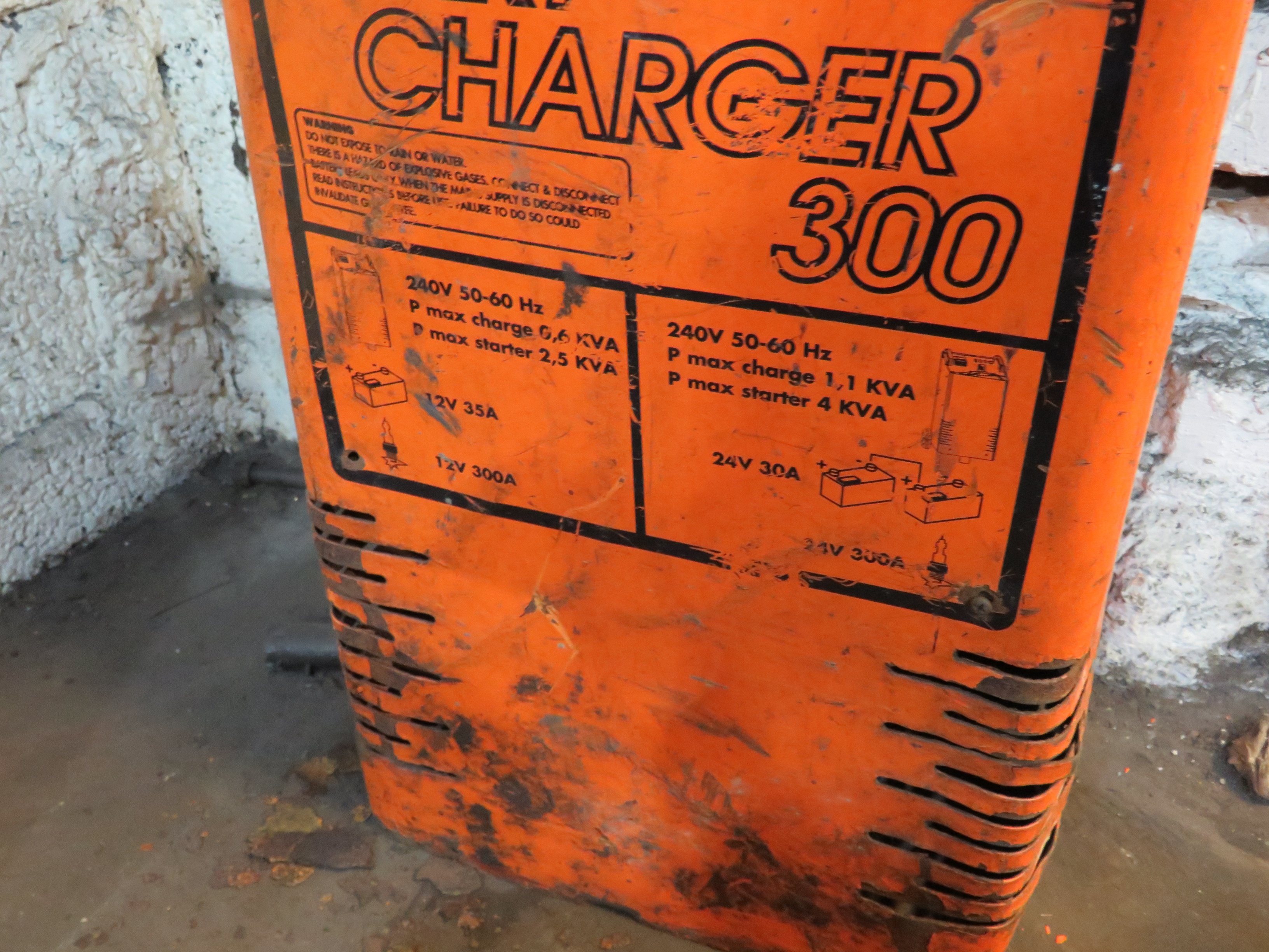 Maypole Starter Charger 300