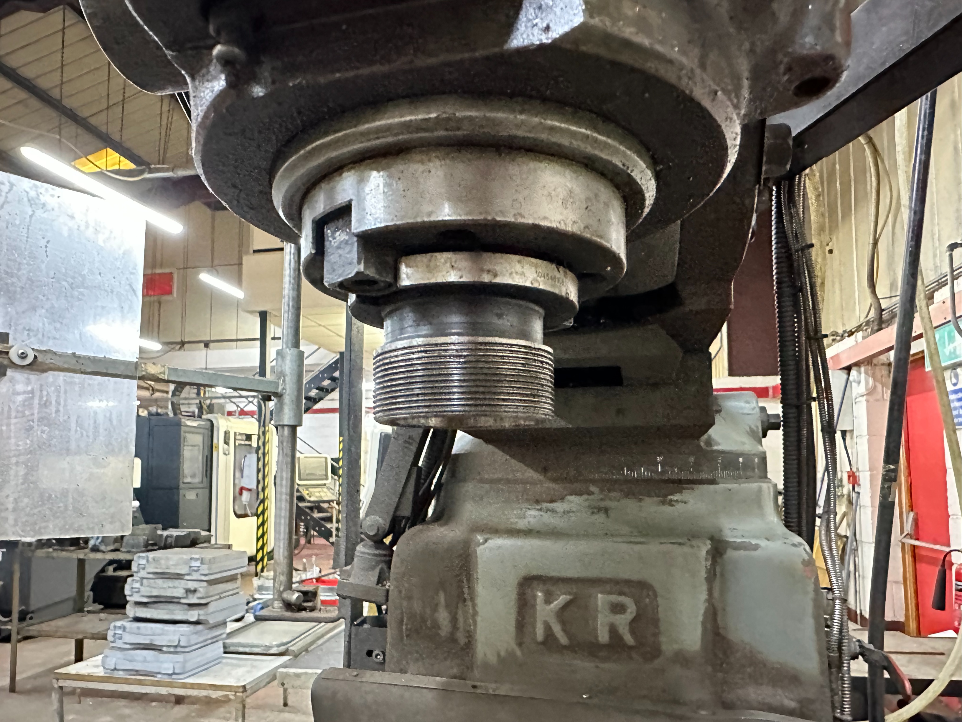 XYZ KR V3000V Turret Head Milling Machine