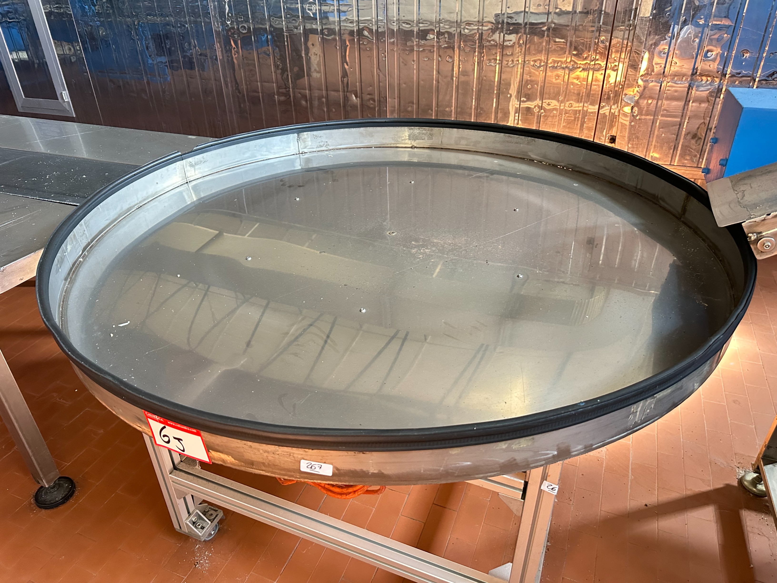 Circular turntable on wheels