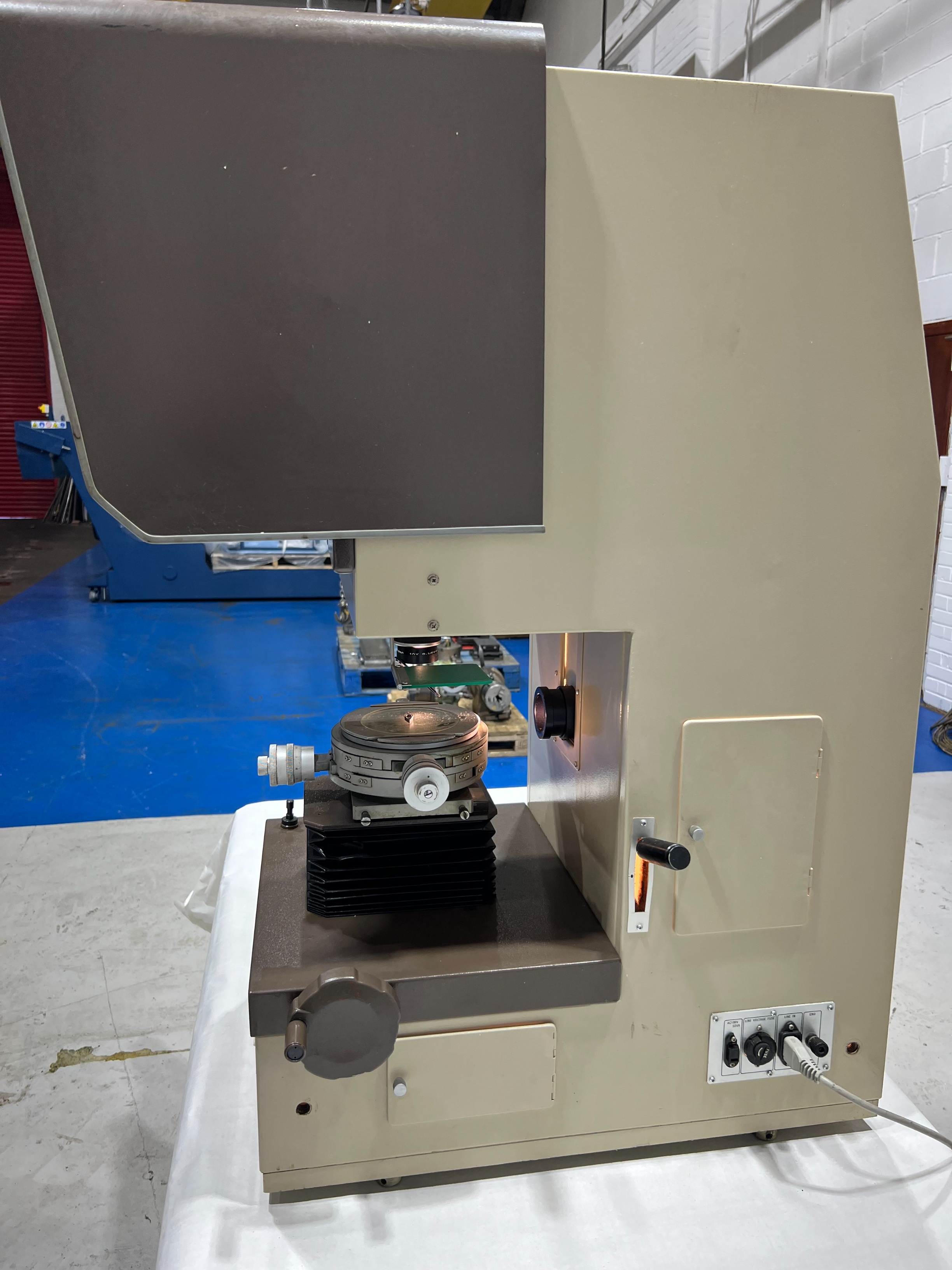 Mitutoyo PJ300 Profile Projector